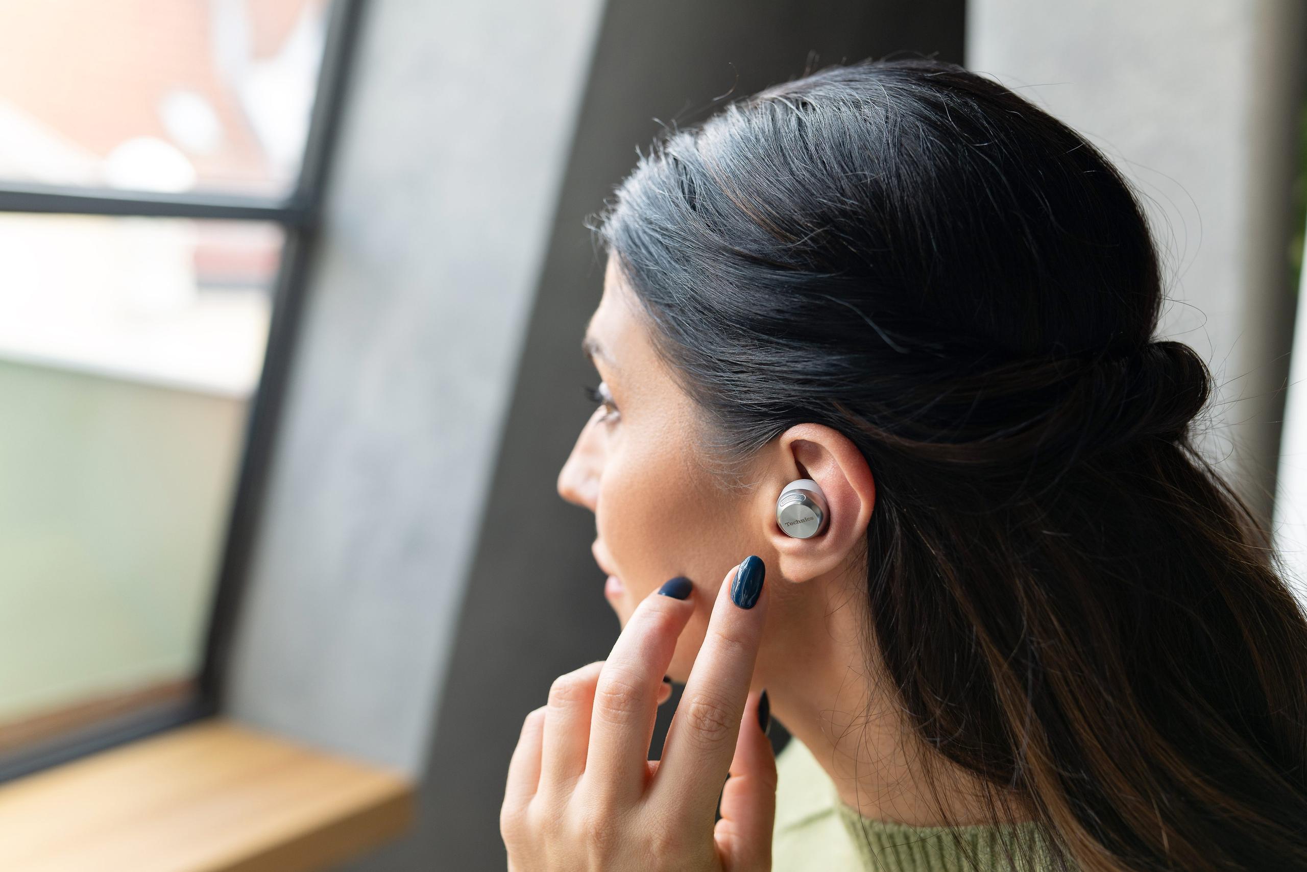 Sennheiser MOMENTUM True Wireless 4 Earbuds vs Technics Reference Class ...