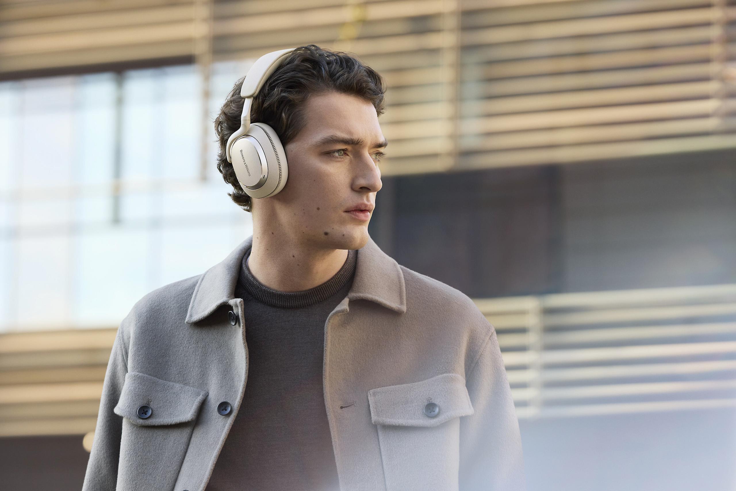 Bose QuietComfort Wireless Headphones vs Bowers & Wilkins Px7 S3 Wireless Over-Ear Headphones ...