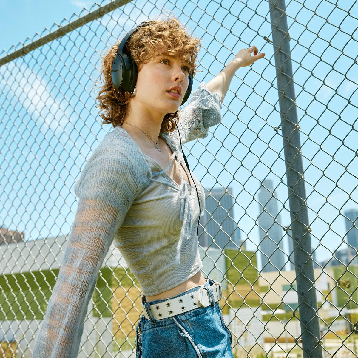 Apple AirPods Max Wireless Over-Ear Headphones vs Bose QuietComfort ...